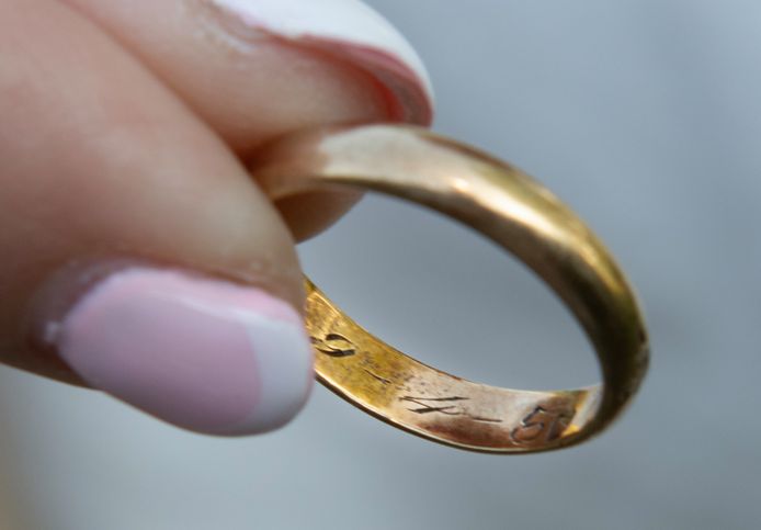 Ria vond dertig jaar geleden trouwring, maar heeft eigenaar nog altijd ...