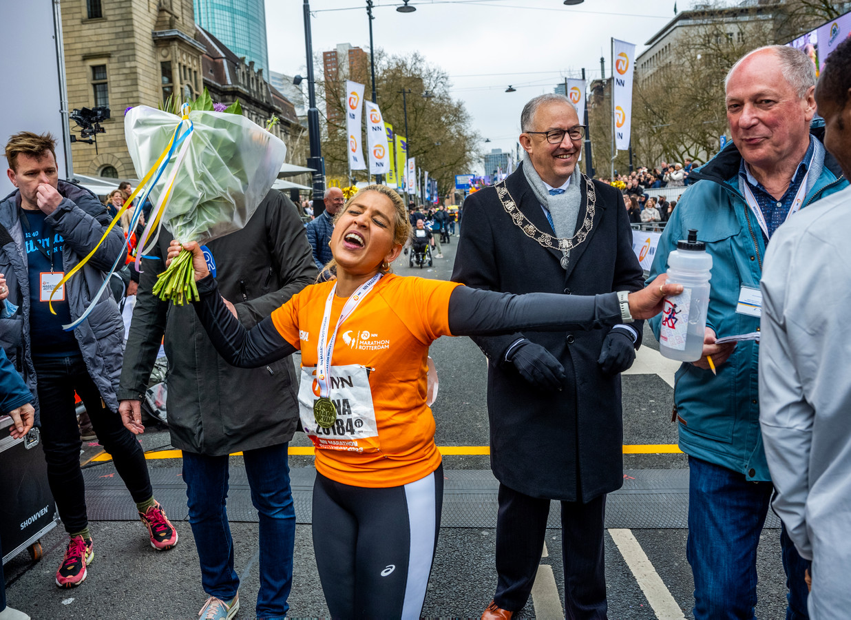 Ratna Ibrahim (37) als laatste over de finish: 'Ik ben een krijger en ... Ratna Ibrahim (37) als laatste over de finish: 'Ik ben een krijger en ...