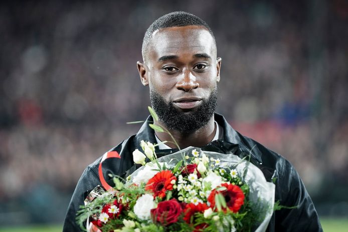 Feyenoord zwaait Lutsharel Geertruida uit met fraai spandoek | Voetbal ...