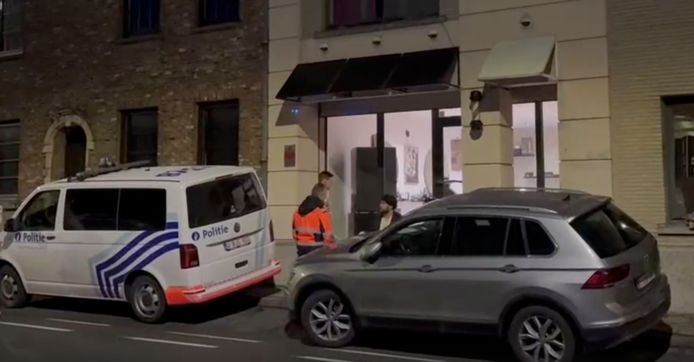 Overvallers houden moeder van kapper 40 minuten lang onder schot in ...