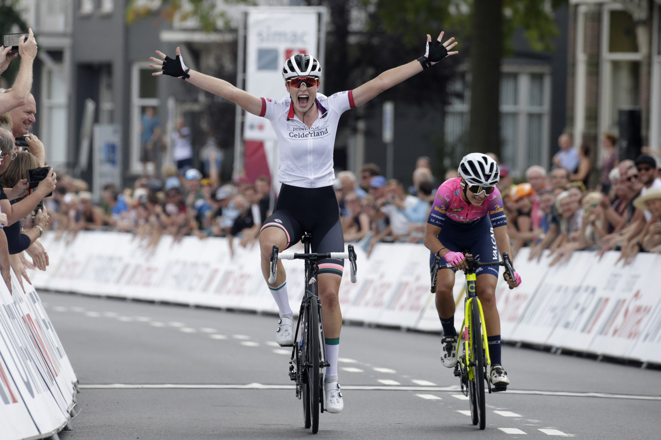 Mischa (22) geniet na van zege en toptransfer: ‘Wil plezier houden op ...