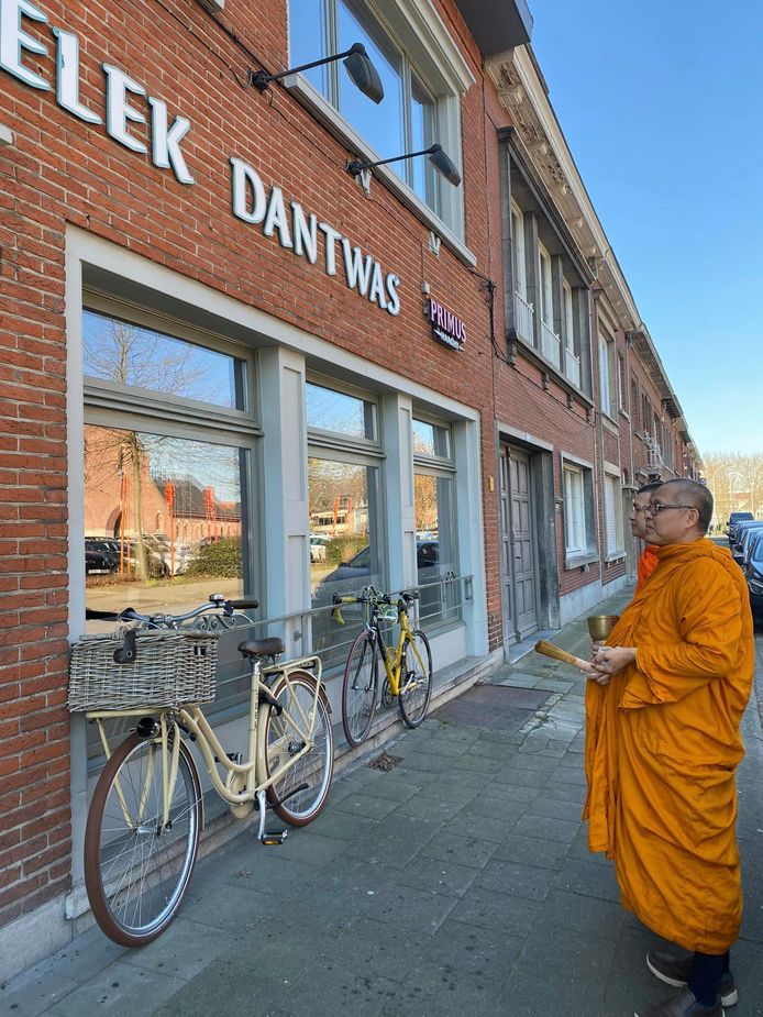 Boeddhistische monniken wijden volkscafé Gelek Dant Was in: ook alle ...