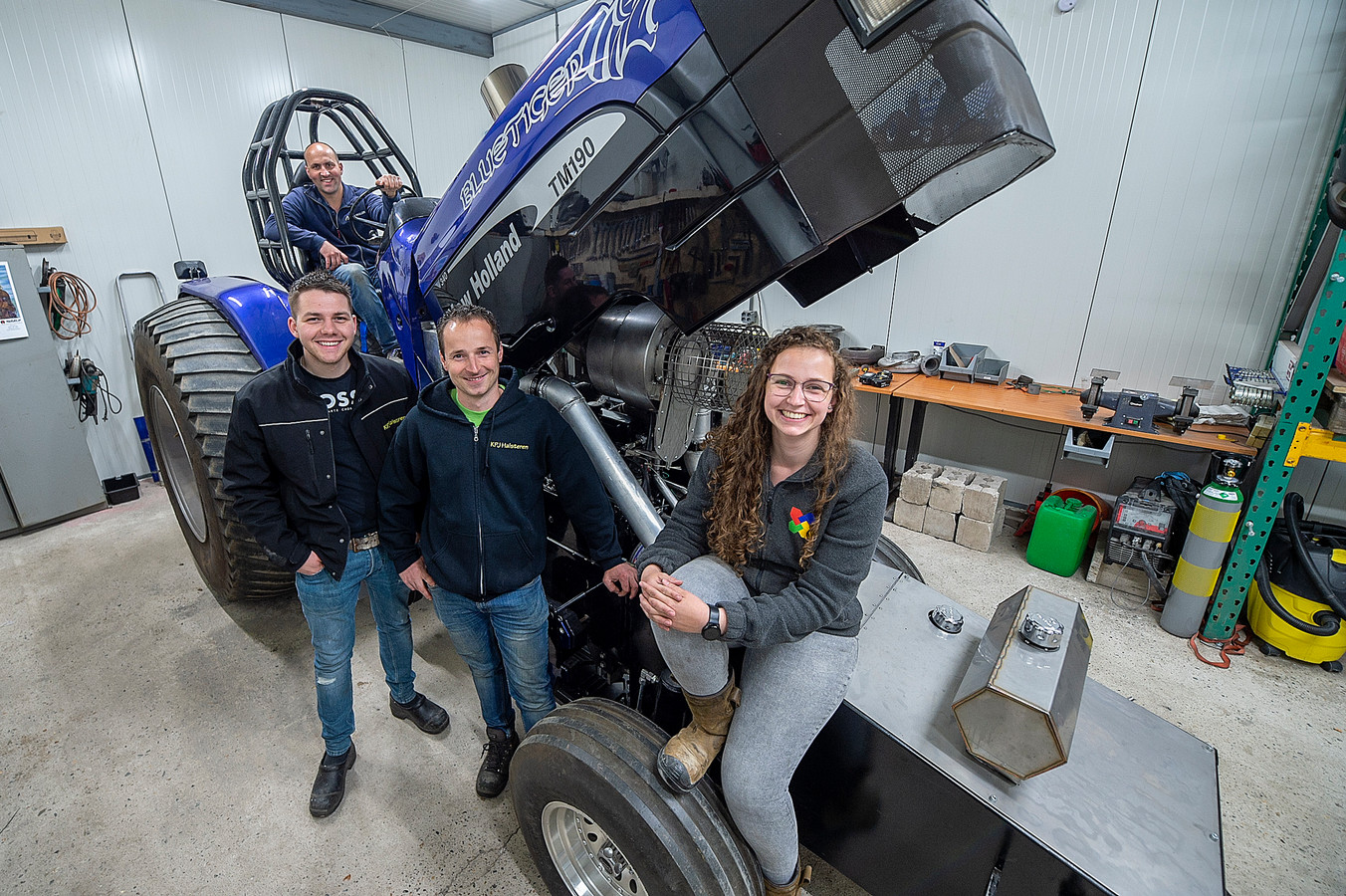 Nieuwe Blue Tiger gaat voor de winst bij tractorpulling van 90-jarige ...