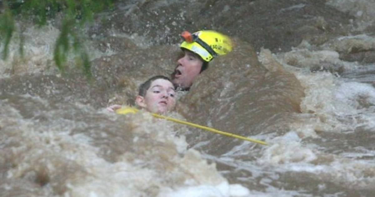 Dramatische redding tiener die zich halfuur vastklampte aan boom in ...