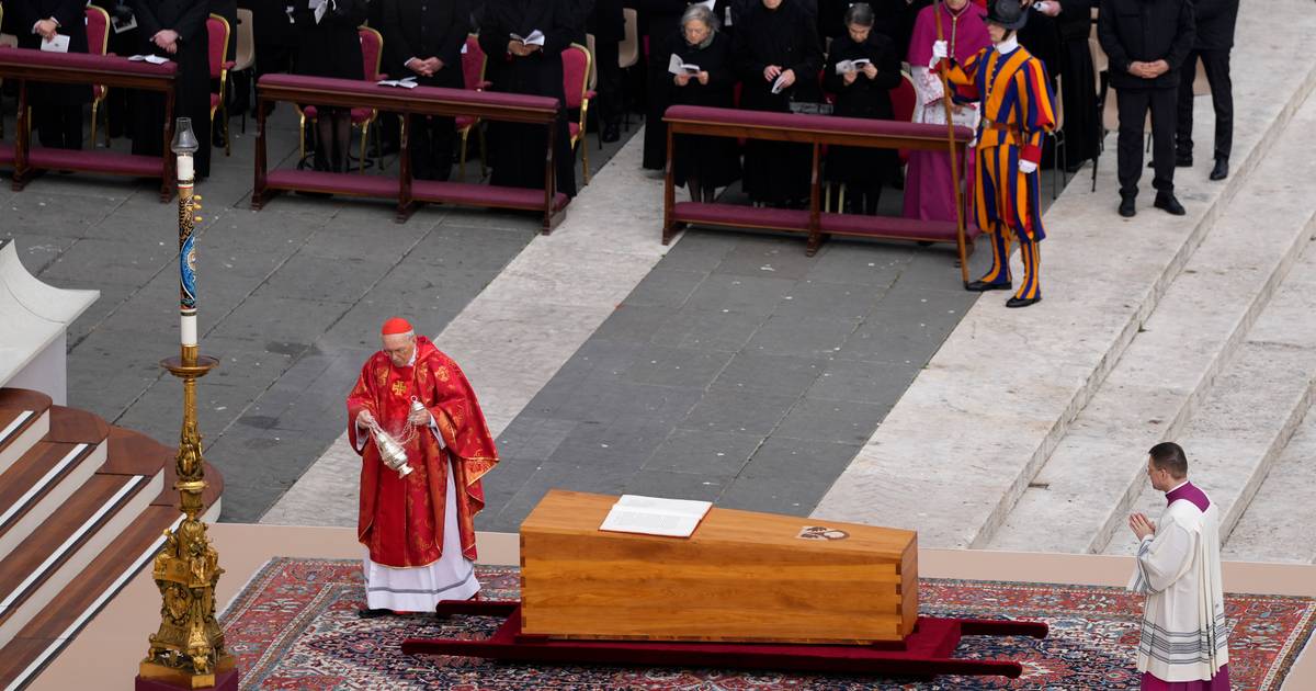 Huidige paus als voorganger, drie kisten, tienduizenden toeschouwers ...