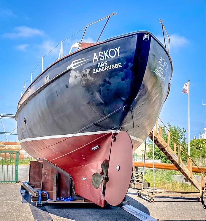 Gerestaureerd schip van Jacques Brel komt na 8 jaar voor het eerst ...