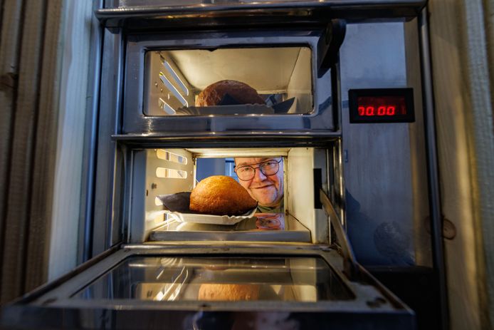 Vergeet de kroket en de frikandel: in Emmeloord trek je een oliebol uit ...