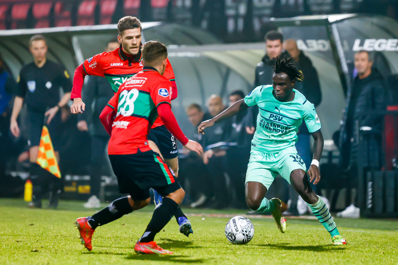 Mede dankzij een toverassist van Maxi Romero beleeft PSV een topweekend ...