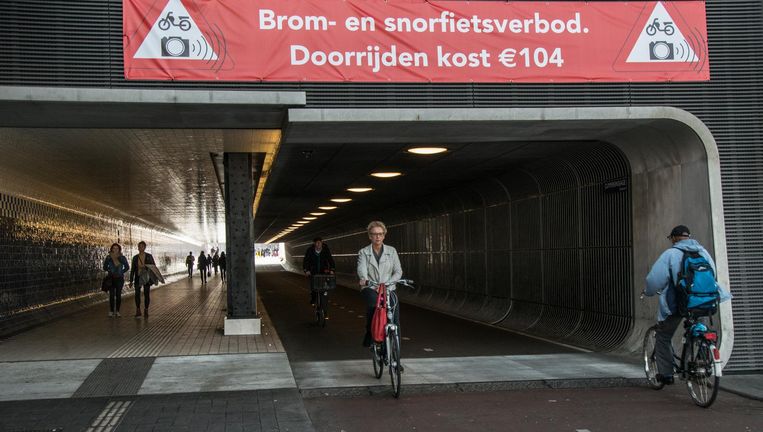 Gemeenten mogen snorfiets van het fietspad weren, de rijbaan op