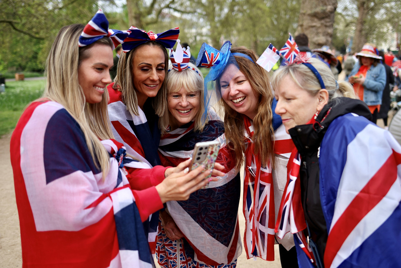 Britse royalty-fans pakken uit met kostuums en hopen glimp van ...