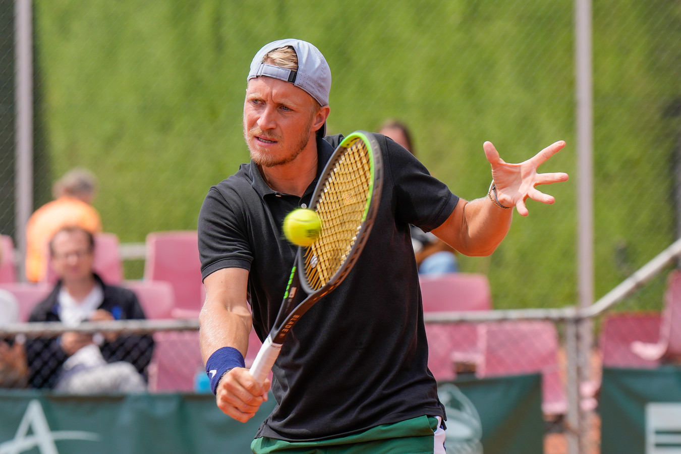 Djokovic gooit racket in publiek en krijgt berisping, maar staat na ...