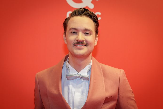 Bram danst energetisch met B&B vol liefde-ster en Frenkies baby vliegt ...