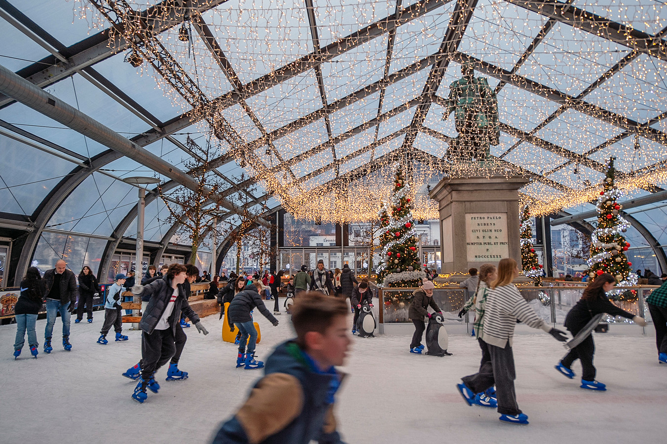 ‘Magische’ kerstmarkt in Antwerpen; met kebab, zingende scholieren en ...