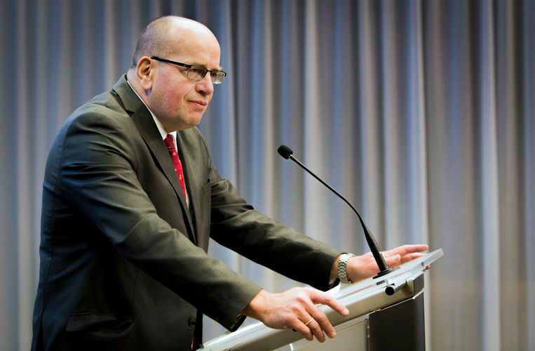 Oud-officier van justitie Fred Teeven worstelt met spervuur aan vragen ...