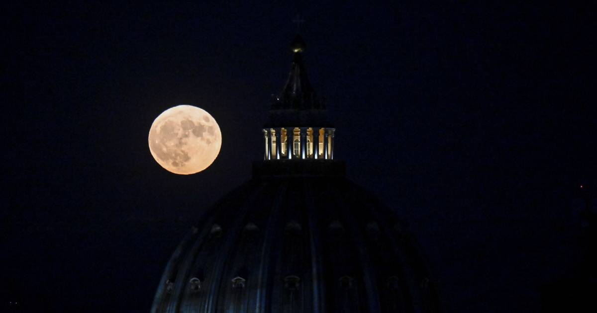 Les plus belles images de la “super lune du tonnerre" qui a illuminé le ...
