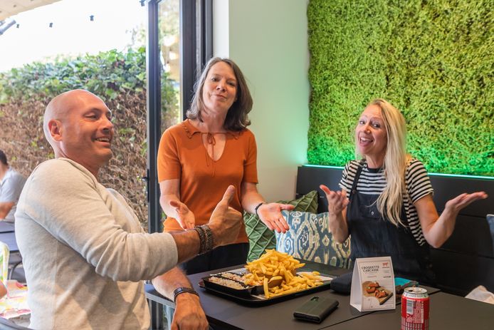 Burgemeester bakt zelf frietjes op opening Studio Frites | Zoersel | hln.be