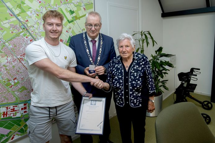 Na een valpartij dreef Dinie (90) op haar rug in het koude water, totdat Giel (23) een rollator ...