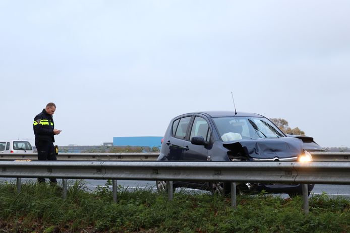 Auto botst tegen vangrail bij Waalwijk, flinke file richting Drunen ...