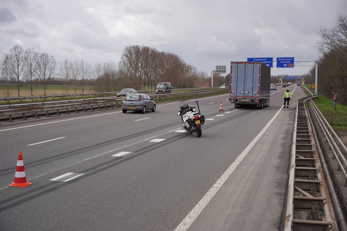 Daar wil je niet achter rijden: trailer raakt los van vrachtwagen op ...