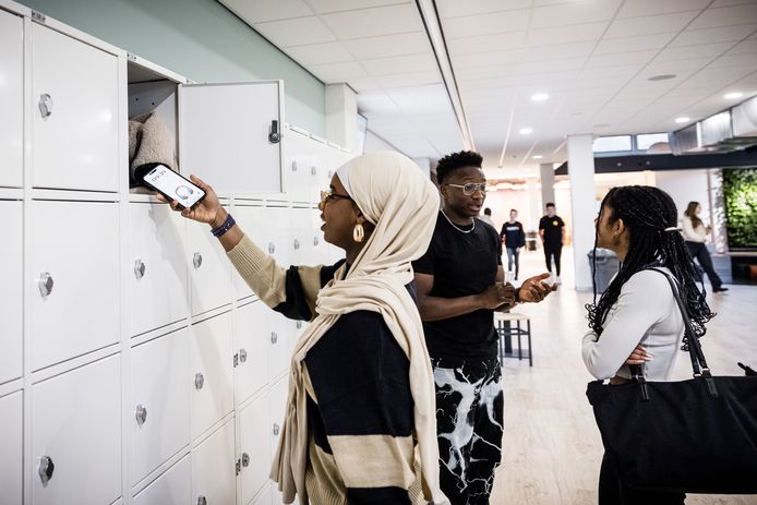 Scholen blij met rust door mobieltjesverbod: 'Kinderen belden op het toilet met hun ouders en ...