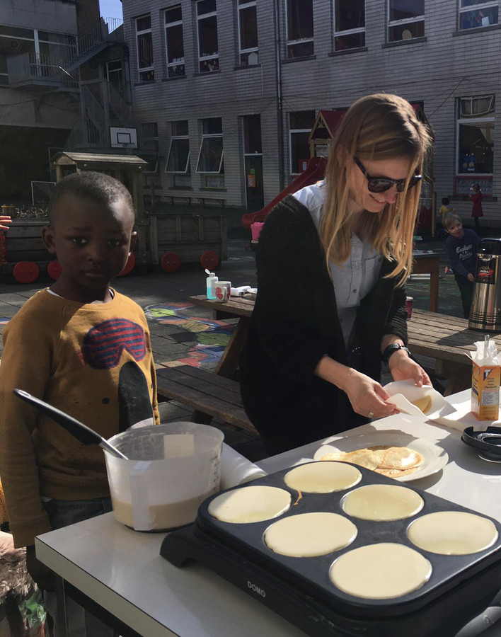 Jarige juf Ruth (31) bakt pannenkoeken voor de kindjes in de noodopvang ...