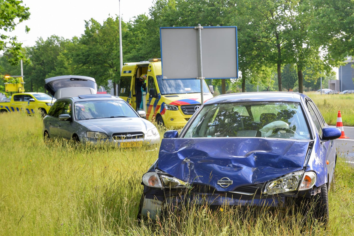 Auto botst achterop vrachtwagen op Turnhoutsebaan | Foto | bd.nl Auto botst achterop vrachtwagen op Turnhoutsebaan | Foto | bd.nl
