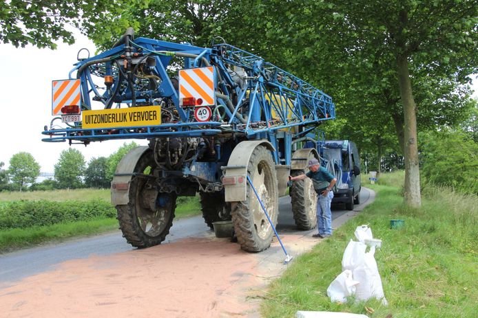 Pech achtervolgt loonwerker met sproeiwagen | Deerlijk | hln.be