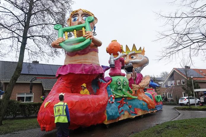 Carnavalsoptocht in Saasveld: ‘Bijna hele dorp doet zelf mee ...