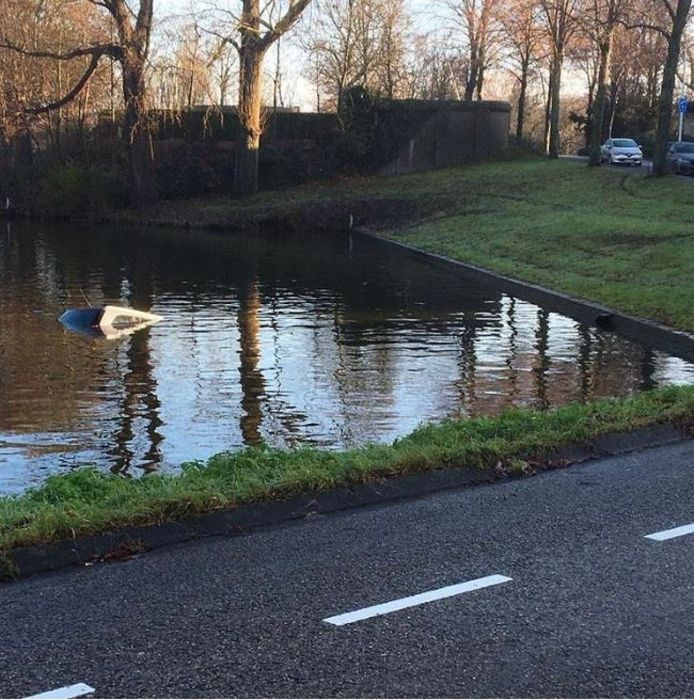 Auto rijdt het water in, één inzittende naar ziekenhuis | Woerden | AD.nl