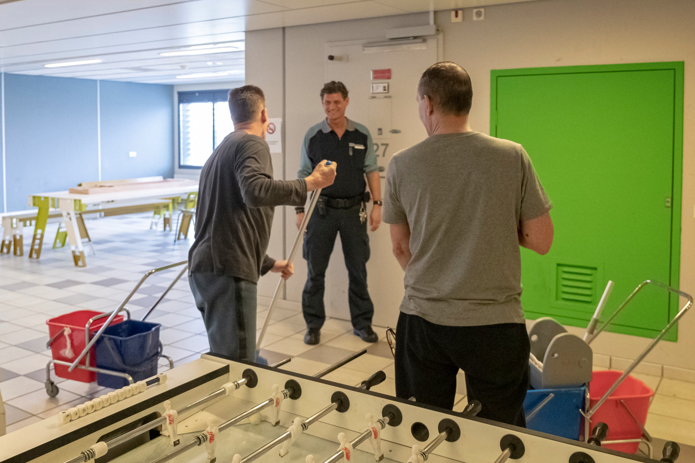 Gevangenen vrezen voor corona in bajes: terecht of truc om vrij te ...