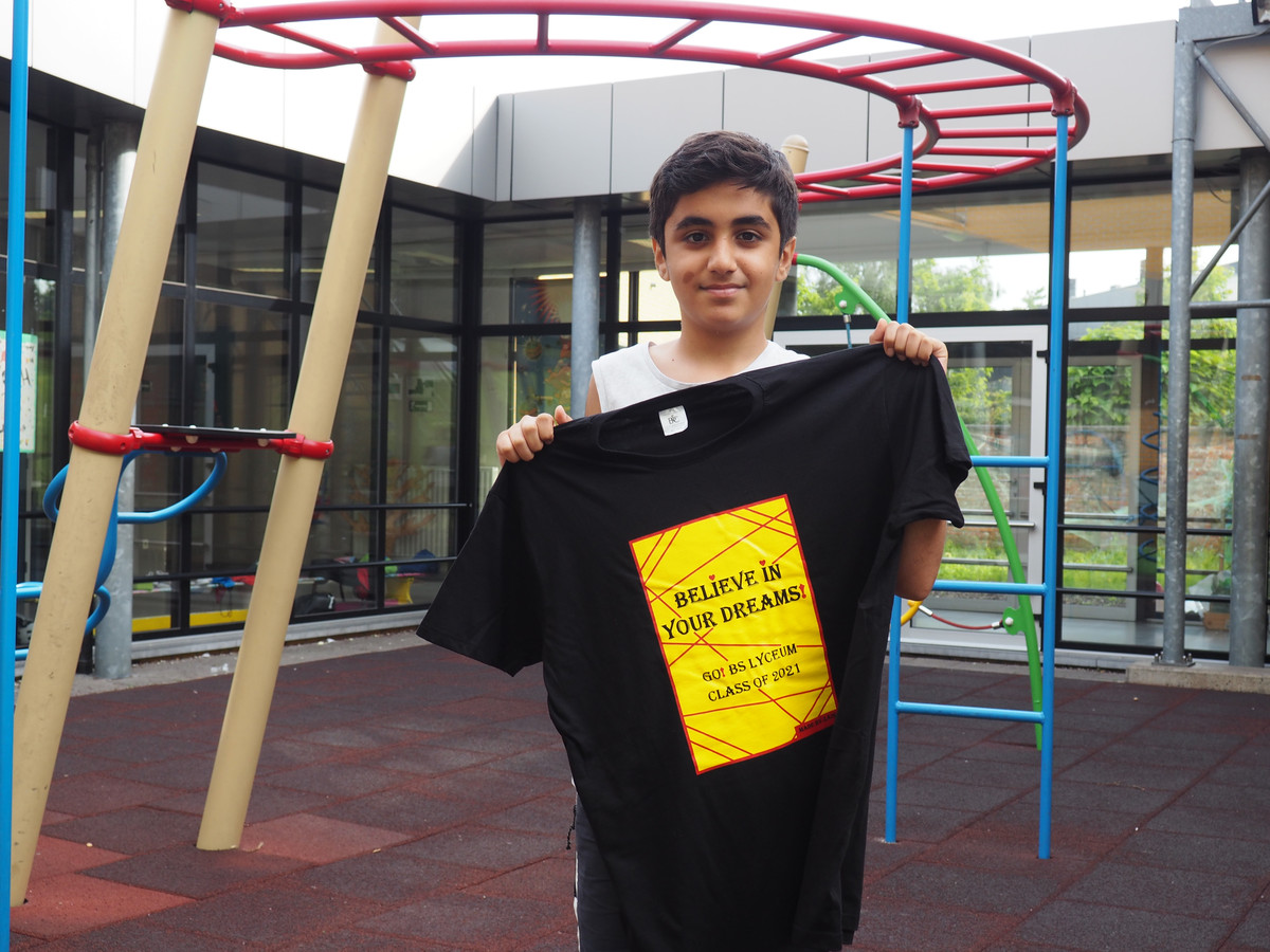 Zain (12) ontwerpt T-shirt als afscheidscadeau voor klasgenoten: “Graag ...