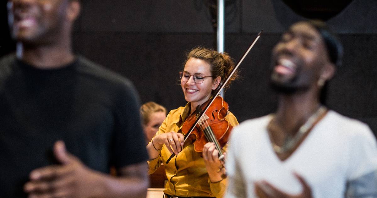 Violiste Emma uit Enschede terug in de kerk van haar vader: ‘Bach blijft altijd Bach’ | Enschede ...