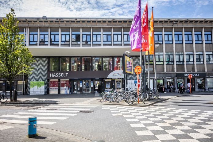 Verdachten van winkeldiefstal en verkoop van drugs gevat aan station ...