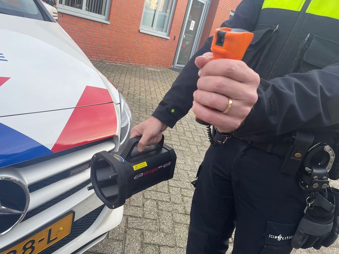 Nieuwe truc van politie: relschoppers besproeien met UV-spray om ze ...
