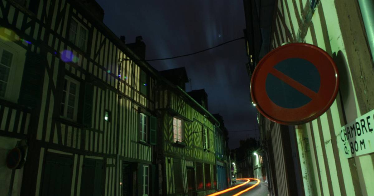 Man vergeet vrouw na plaspauze onderweg | Bizar | AD.nl