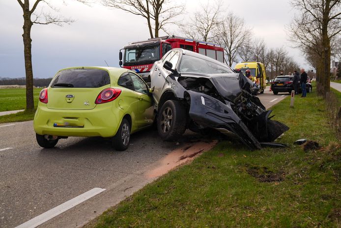 Auto’s botsen frontaal op elkaar in De Rips, twee bestuurders gewond naar ziekenhuis | Gemert ...