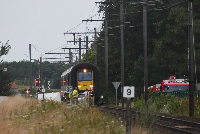 Dodelijk slachtoffer (23) nadat trein auto grijpt die op spoorweg rijdt ...