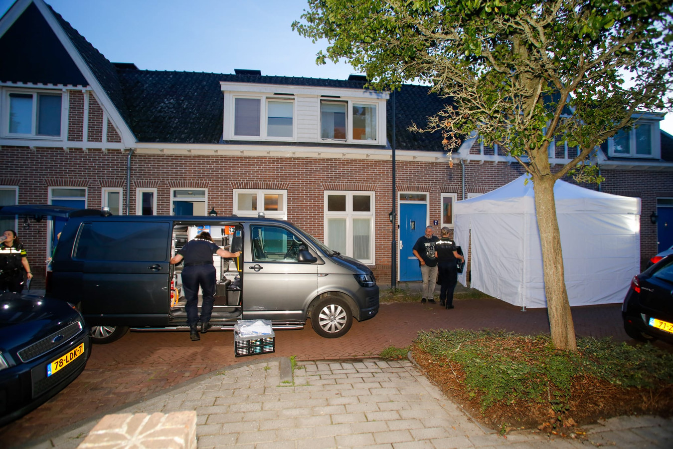 Man (48) en vrouw (54) dood gevonden in Gorinchemse woning, politie vermoedt een misdrijf | Foto ...