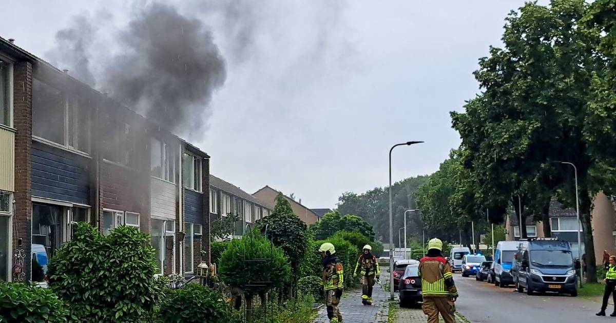 Uitslaande brand in woning in Enschede, veel rookontwikkeling ...