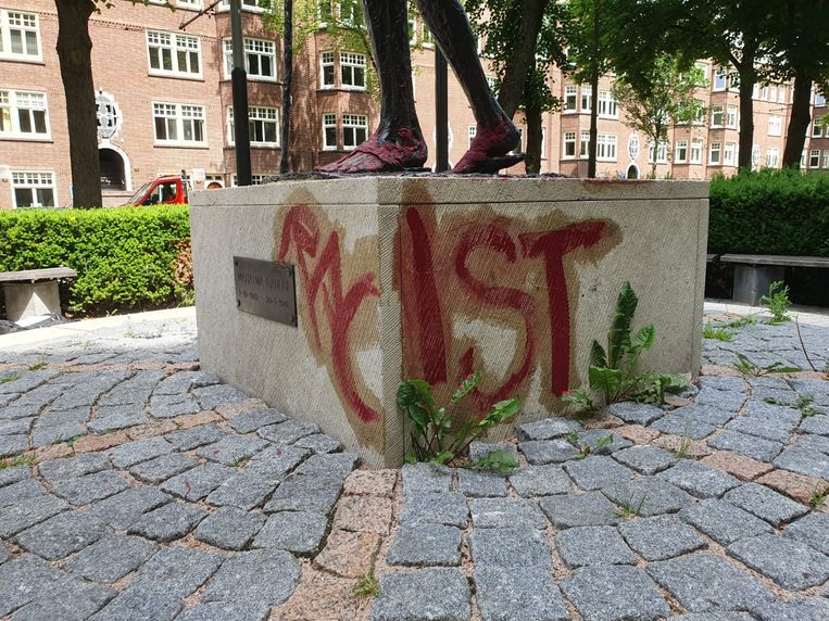 Beeld van Gandhi in Zuid besmeurd met rode verf | Het Parool