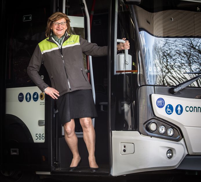 Janny, voorheen Jan, zwaait af van bus | Hoeksche Waard | AD.nl