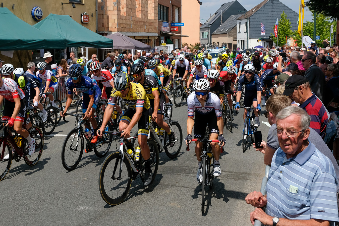 Mosselkoers is klassieker onder de kermiskoersen: “Volkse sfeer trekt ...