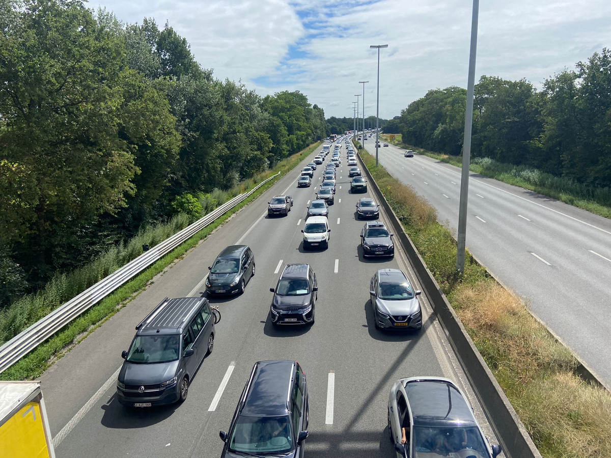 Ongeval met meerdere wagens op E40 veroorzaakt meer dan anderhalf uur ... Ongeval met meerdere wagens op E40 veroorzaakt meer dan anderhalf uur ...