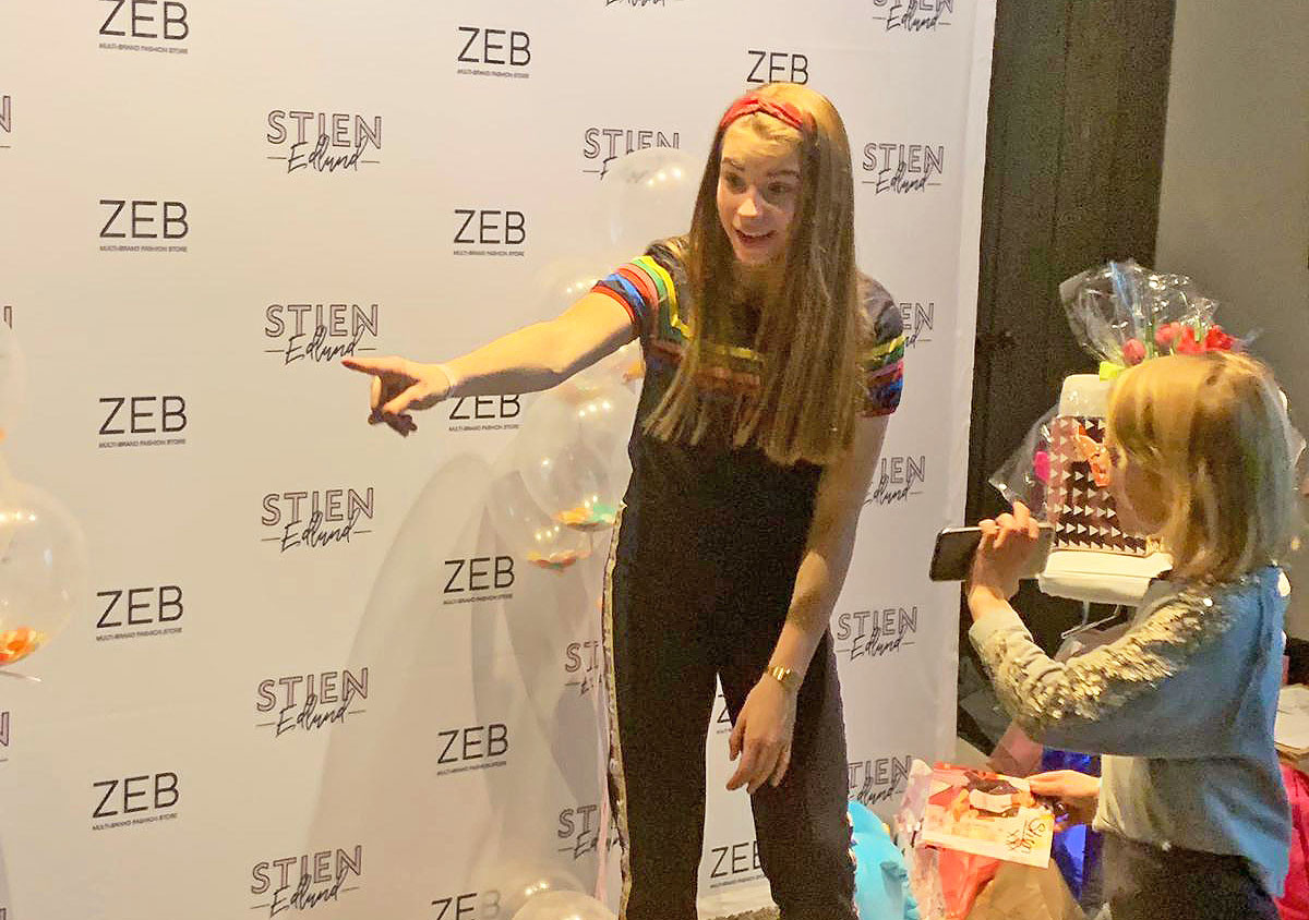 TikTok-ster Stien Edlund bezoekt ZEB-winkel: honderden meisjes schuiven ...