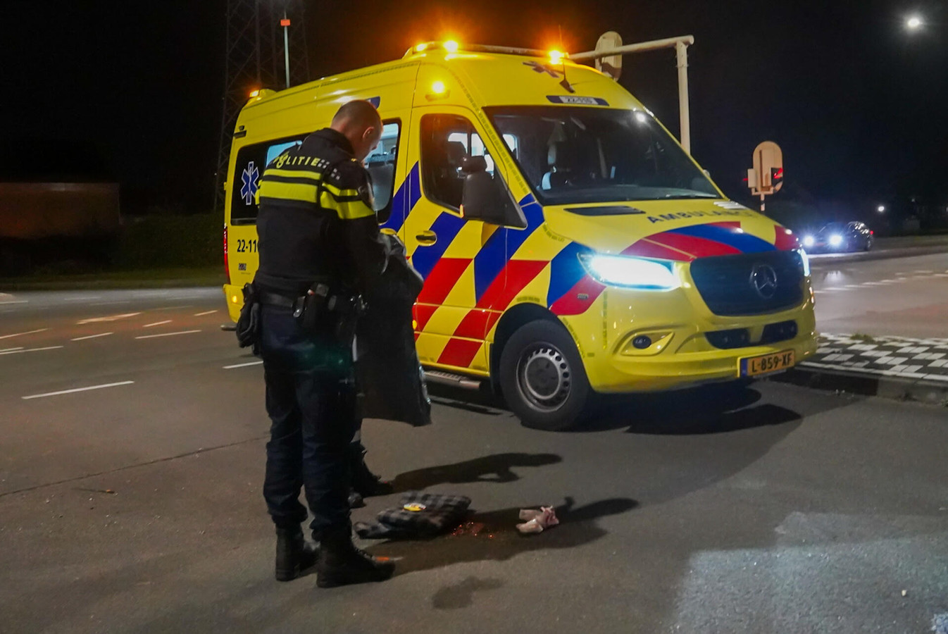 Gewonde man aangetroffen op weg in Geldrop, lag naast scooter | Foto ...