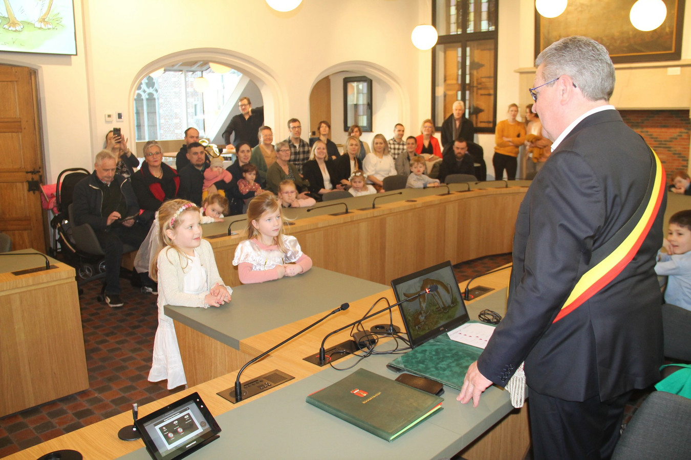 Kleuters van basisschool Scharrel stappen in het huwelijksbootje | Foto ...