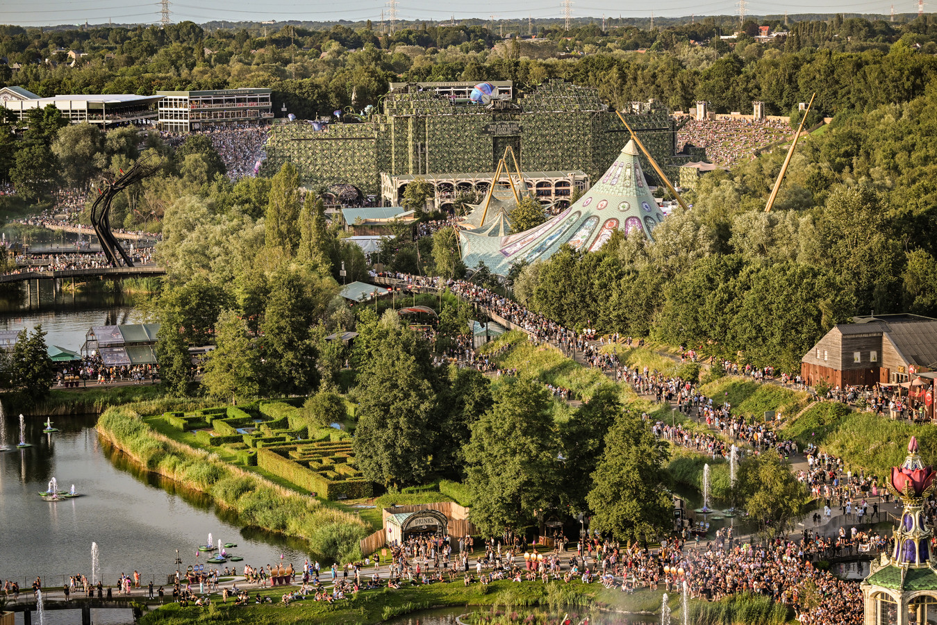 IN BEELD. Indrukwekkend: dit is Tomorrowland vanuit de lucht | Foto ...