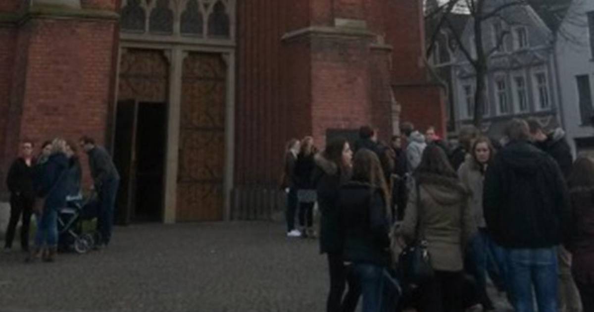 Tientallen jongeren huilen om verlies medeleerlingen | Buitenland | AD.nl