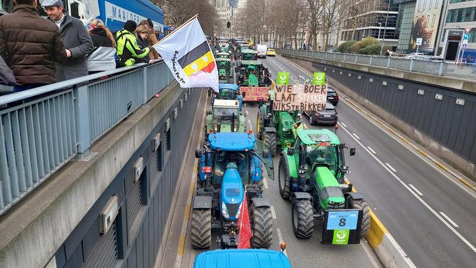 Boerenprotest in Brussel: Havenlaan staat volledig vast, hier en daar ...