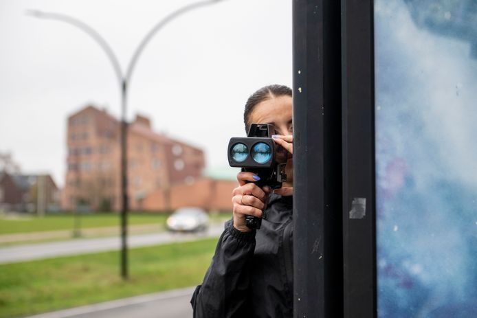 Beginnend bestuurder rijdt met een noodgang over bosweg, maar daar ...